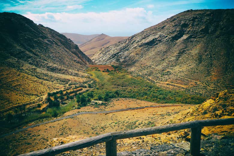 Excursión a las cuevas de Ajuy, Betancuria y el Museo del Queso ...